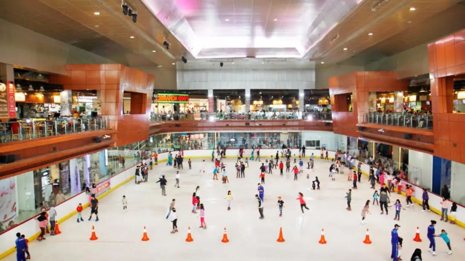 7 Tempat Ice Skating di Indonesia Terbaik - En's Room