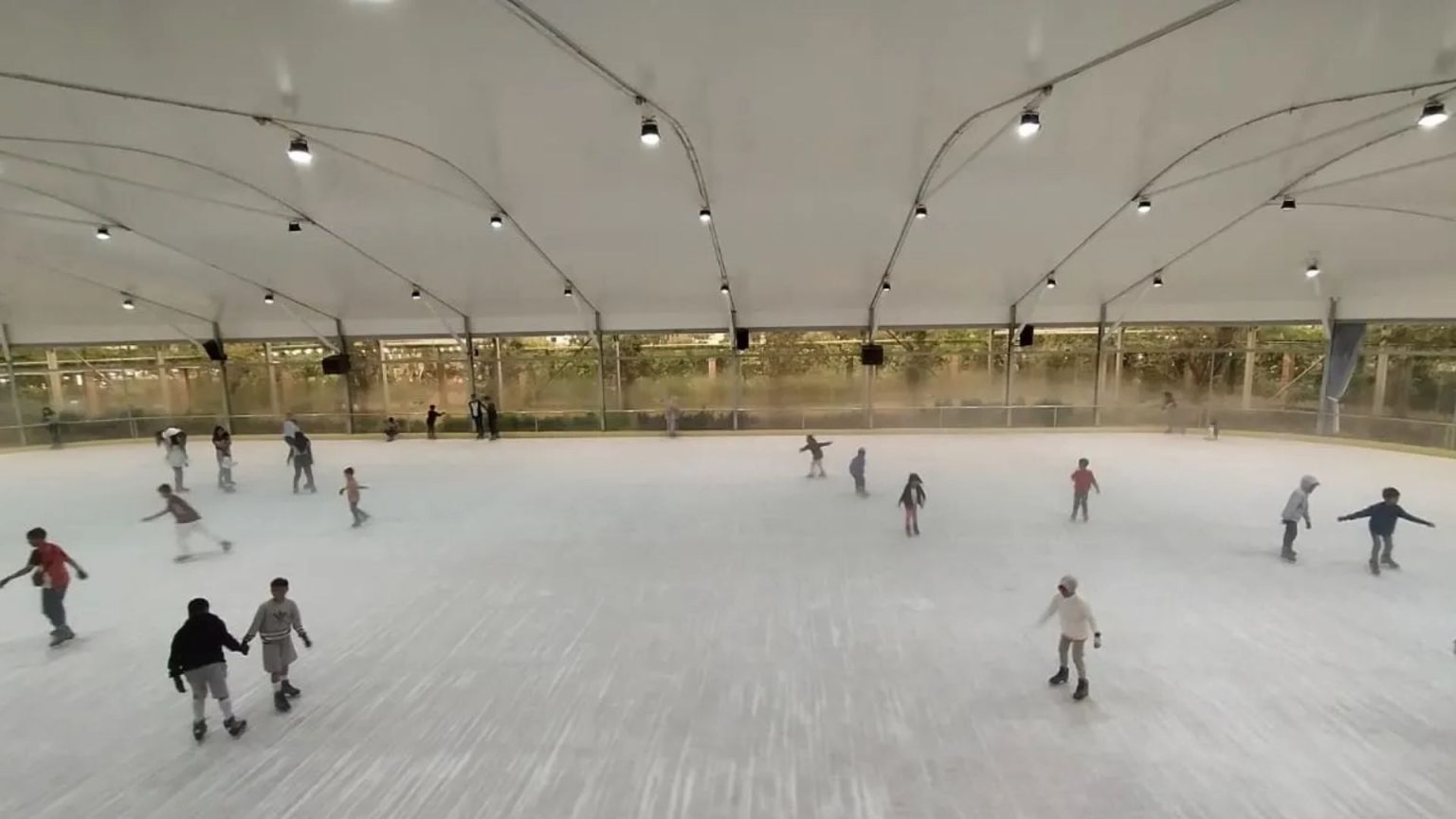 7 Tempat Ice Skating di Indonesia Terbaik - En's Room