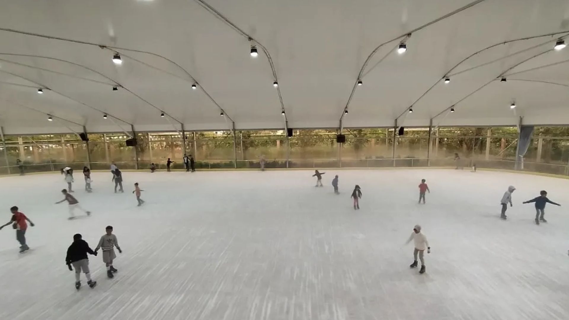 7 Tempat Ice Skating di Indonesia Terbaik - En's Room