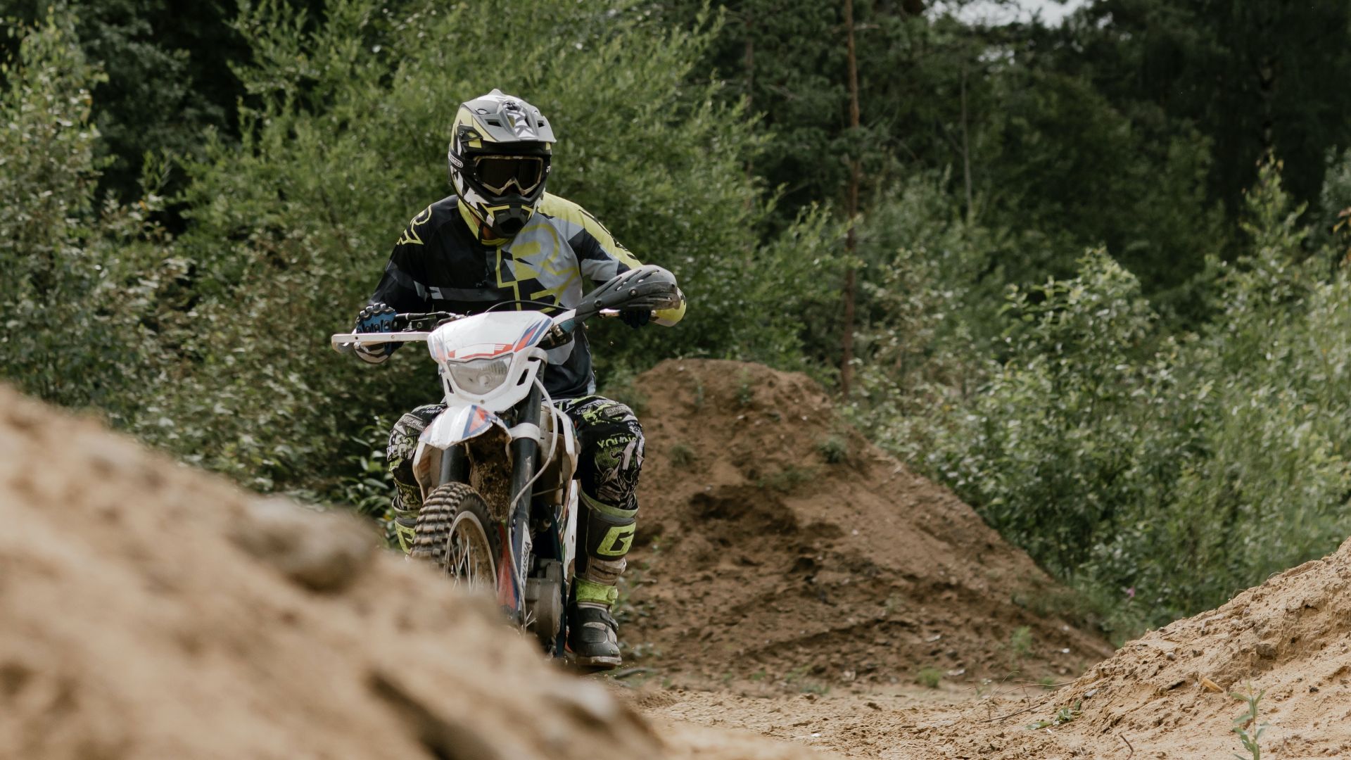 5 Rental Motor Depok 24 Jam Termurah - En's Room