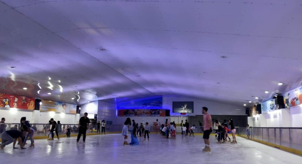 7 Tempat Ice Skating di Indonesia Terbaik - En's Room