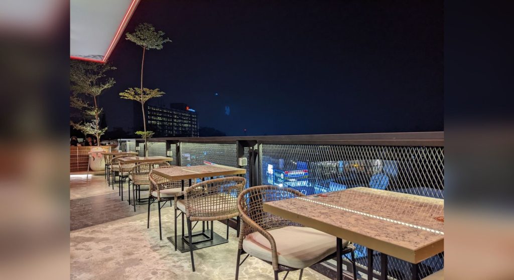 5 Cafe Rooftop di Bandung - En's Room