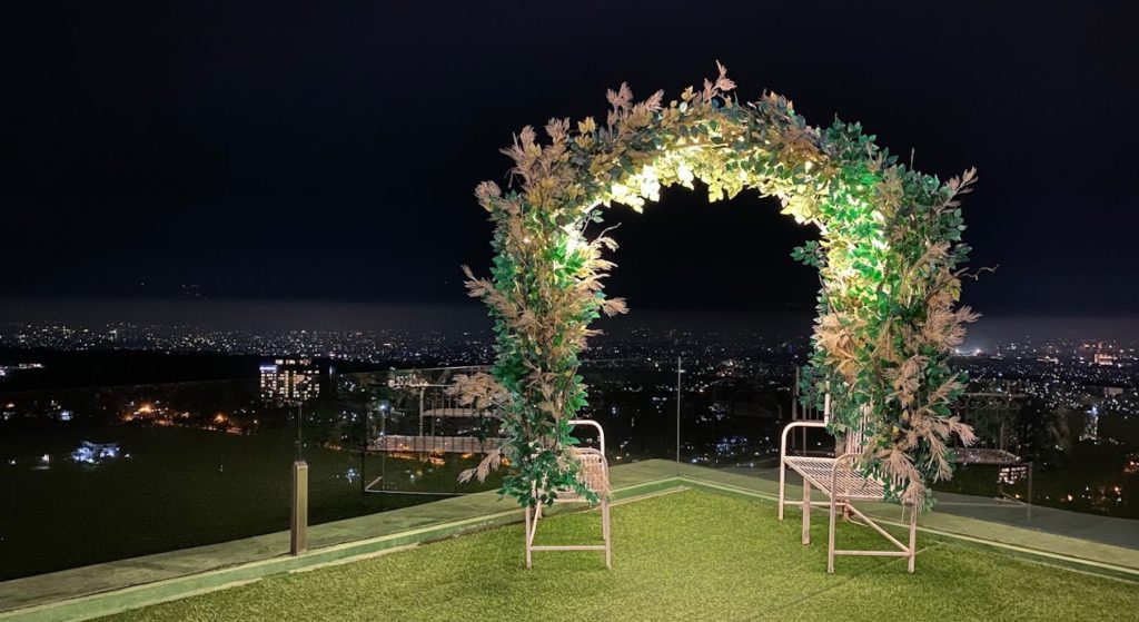 5 Cafe Rooftop di Bandung - En's Room