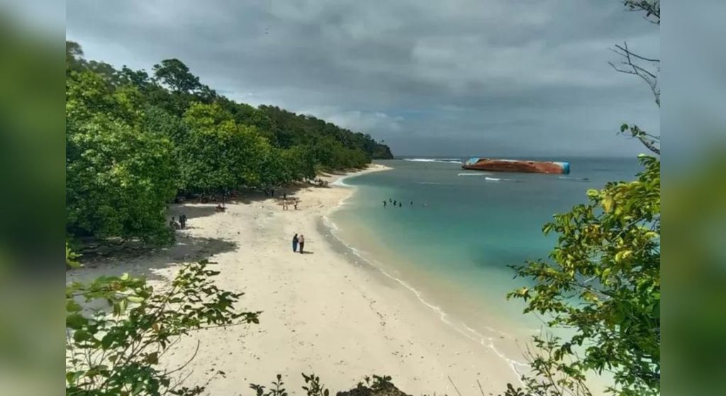 5 Pantai Tercantik di Bandung - En's Room